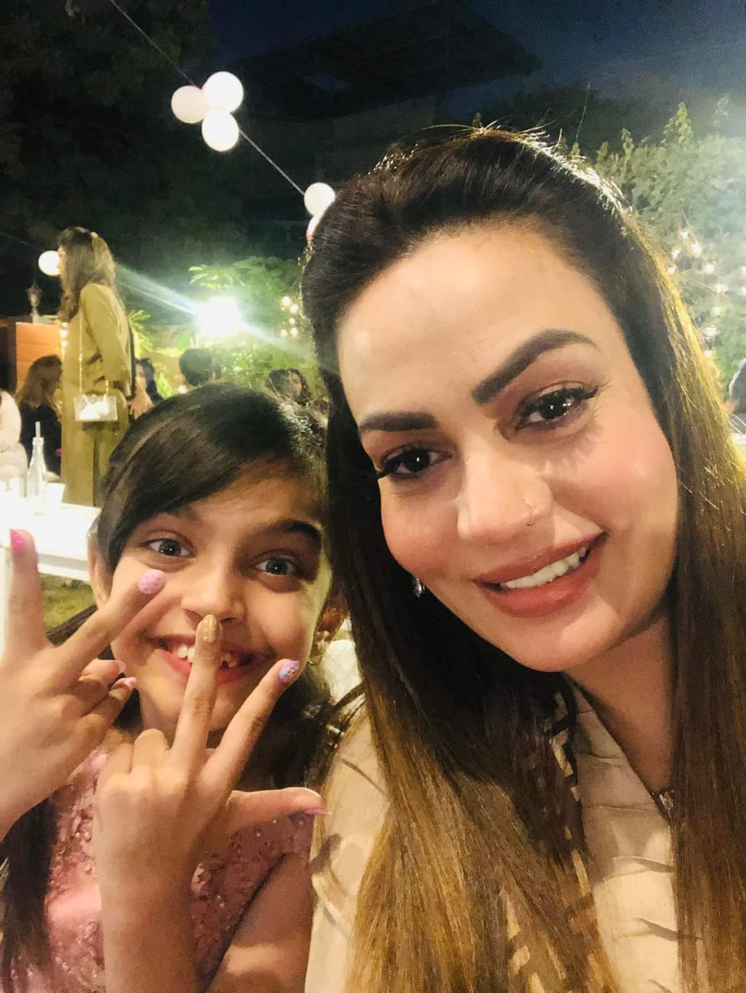 Sadia Imam New Pictures With Her Adorable Daughter | Reviewit.pk