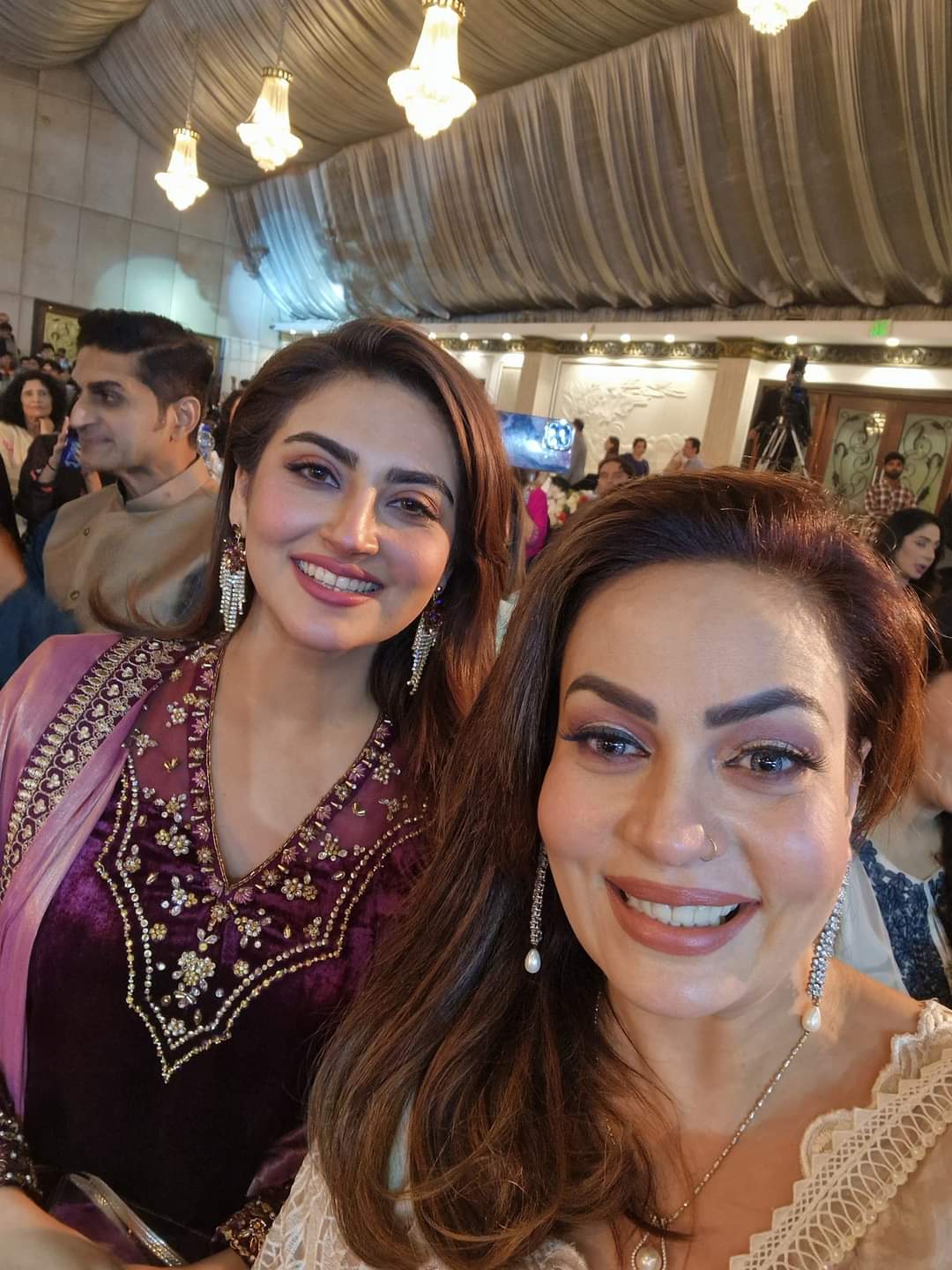 Sadia Imam New Pictures With Her Adorable Daughter | Reviewit.pk