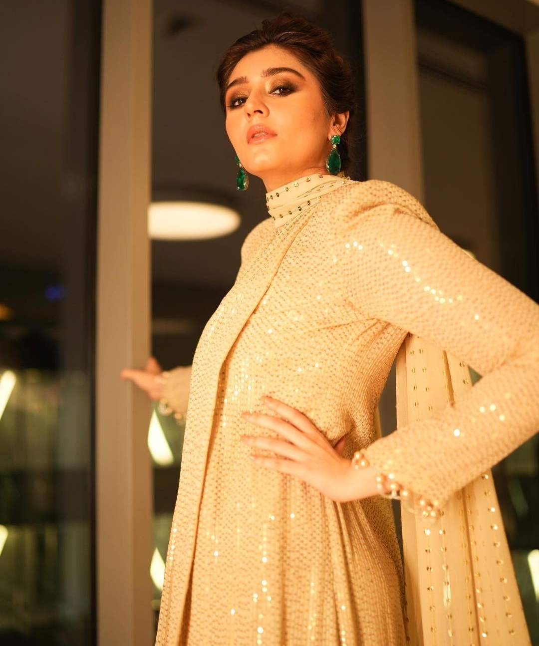 Heavy Criticism on Durrefishan's Revealing Eastern Outfit | Reviewit.pk