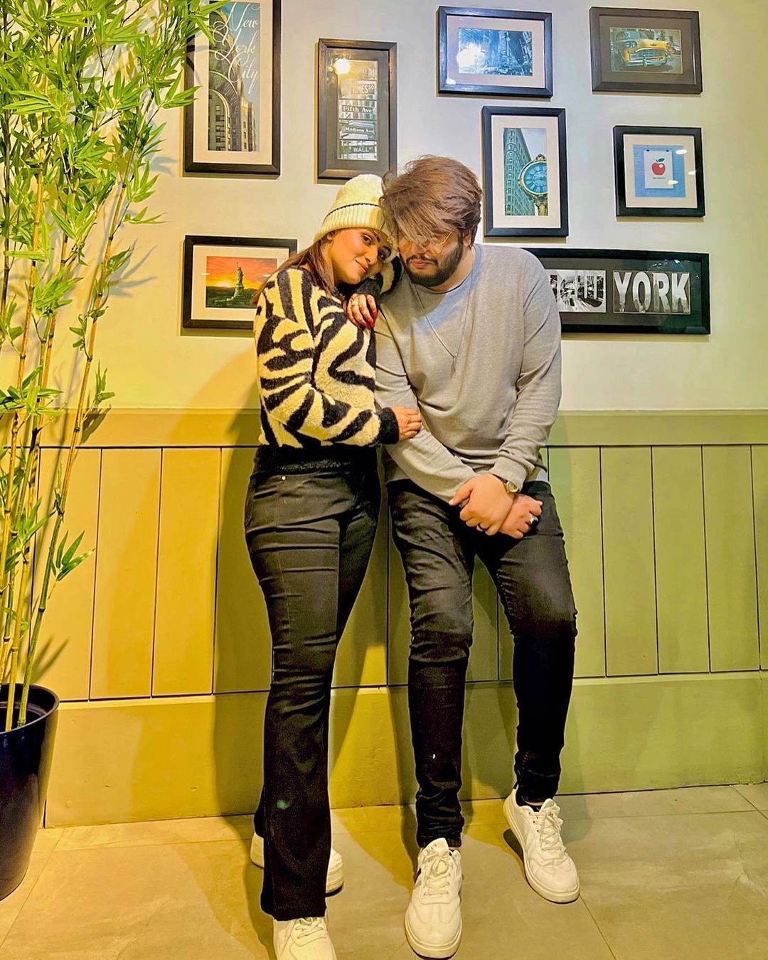 Sehar Hayat's Shares New Loved Up Pictures With Husband | Reviewit.pk