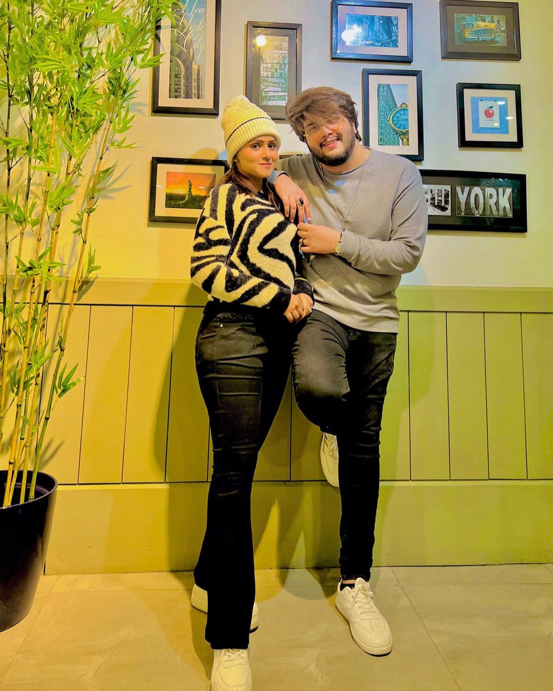 Sehar Hayat's Shares New Loved Up Pictures With Husband | Reviewit.pk