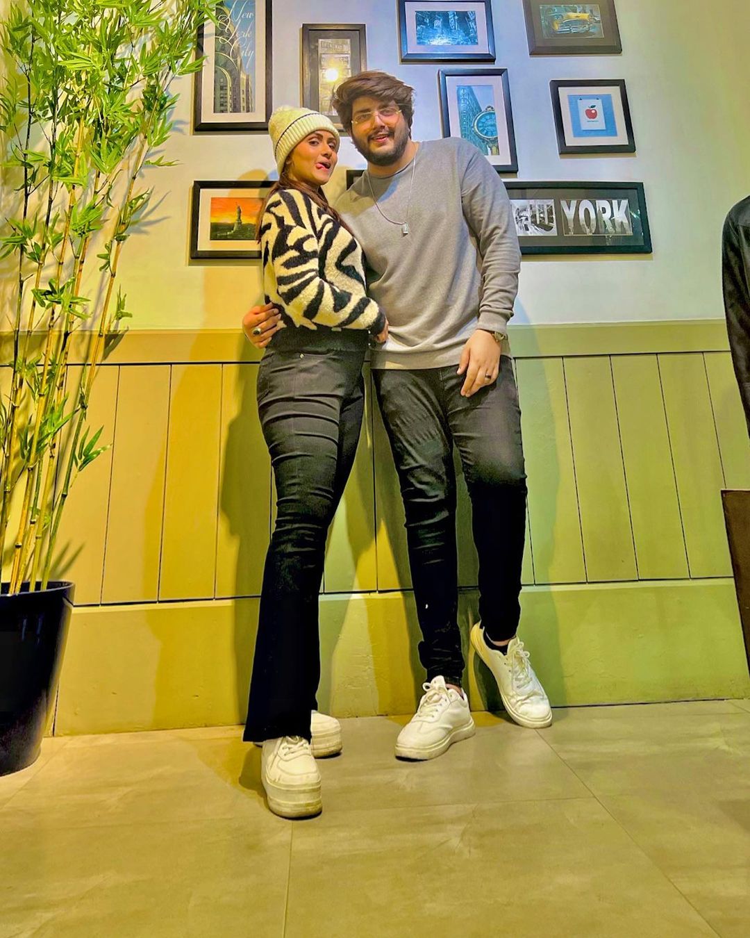 Sehar Hayat's Shares New Loved Up Pictures With Husband | Reviewit.pk