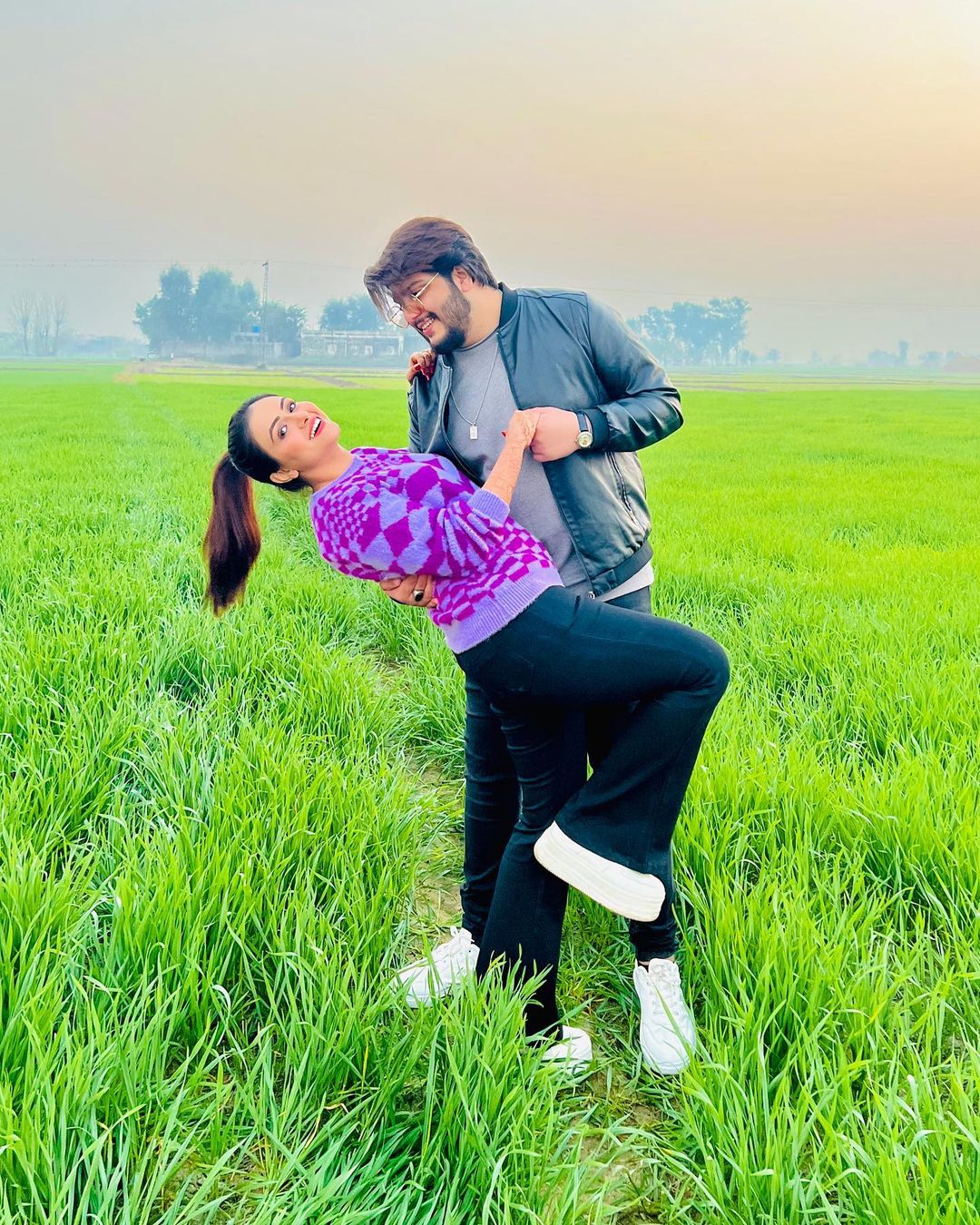 Sehar Hayat's Shares New Loved Up Pictures With Husband | Reviewit.pk