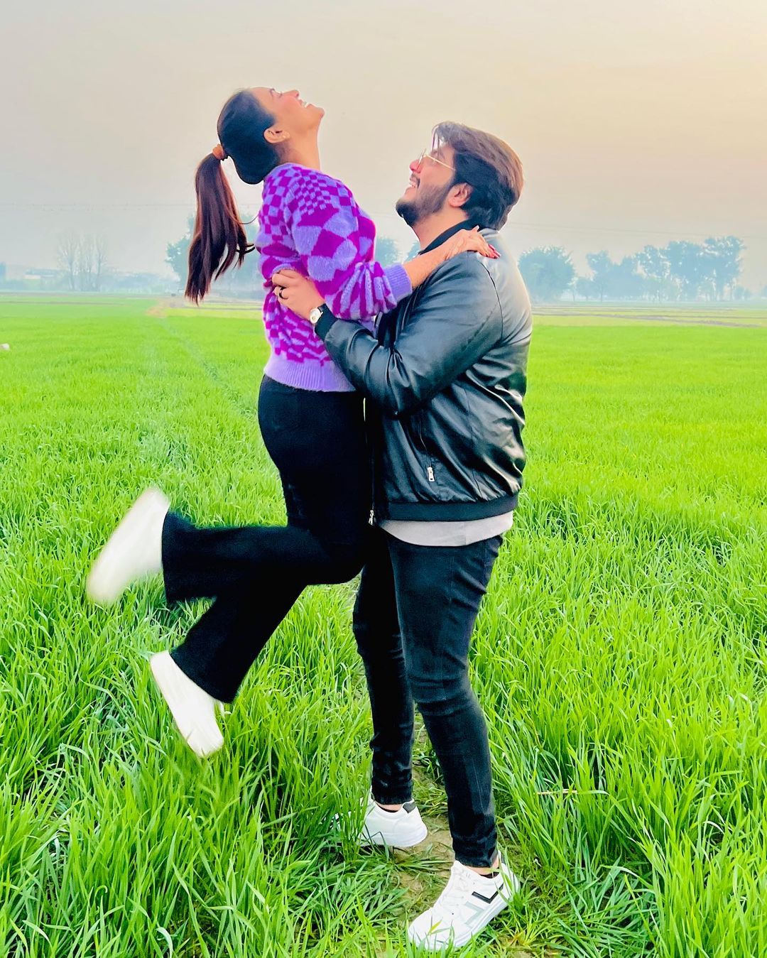 Sehar Hayat's Shares New Loved Up Pictures With Husband | Reviewit.pk