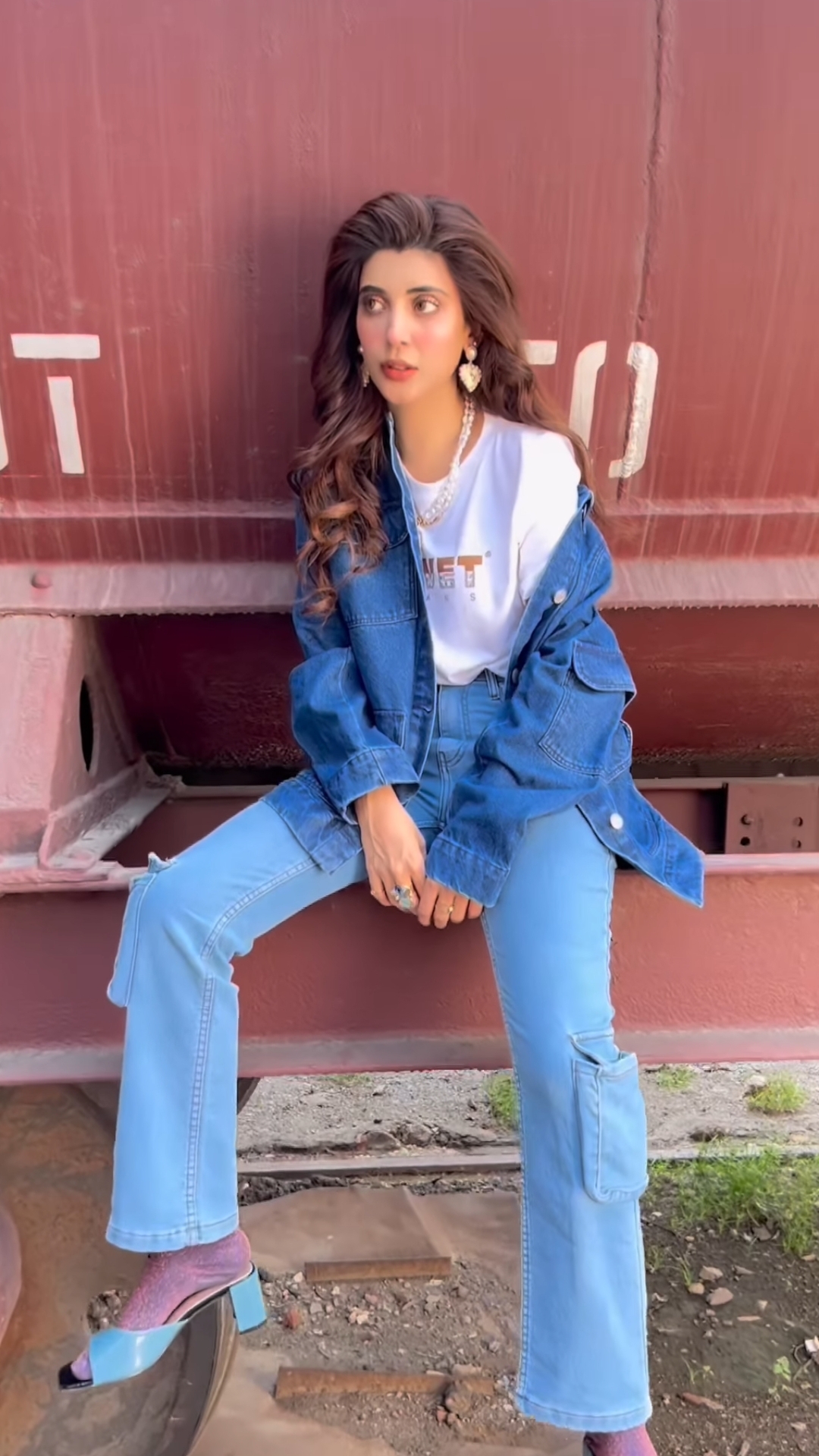 Urwa Hocane & Khushal Khan Photoshoot Heavily Criticized | Reviewit.pk