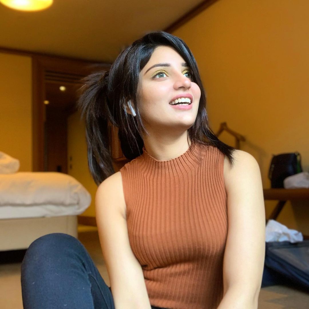 Who Is Waniya From Mere Damad | Reviewit.pk