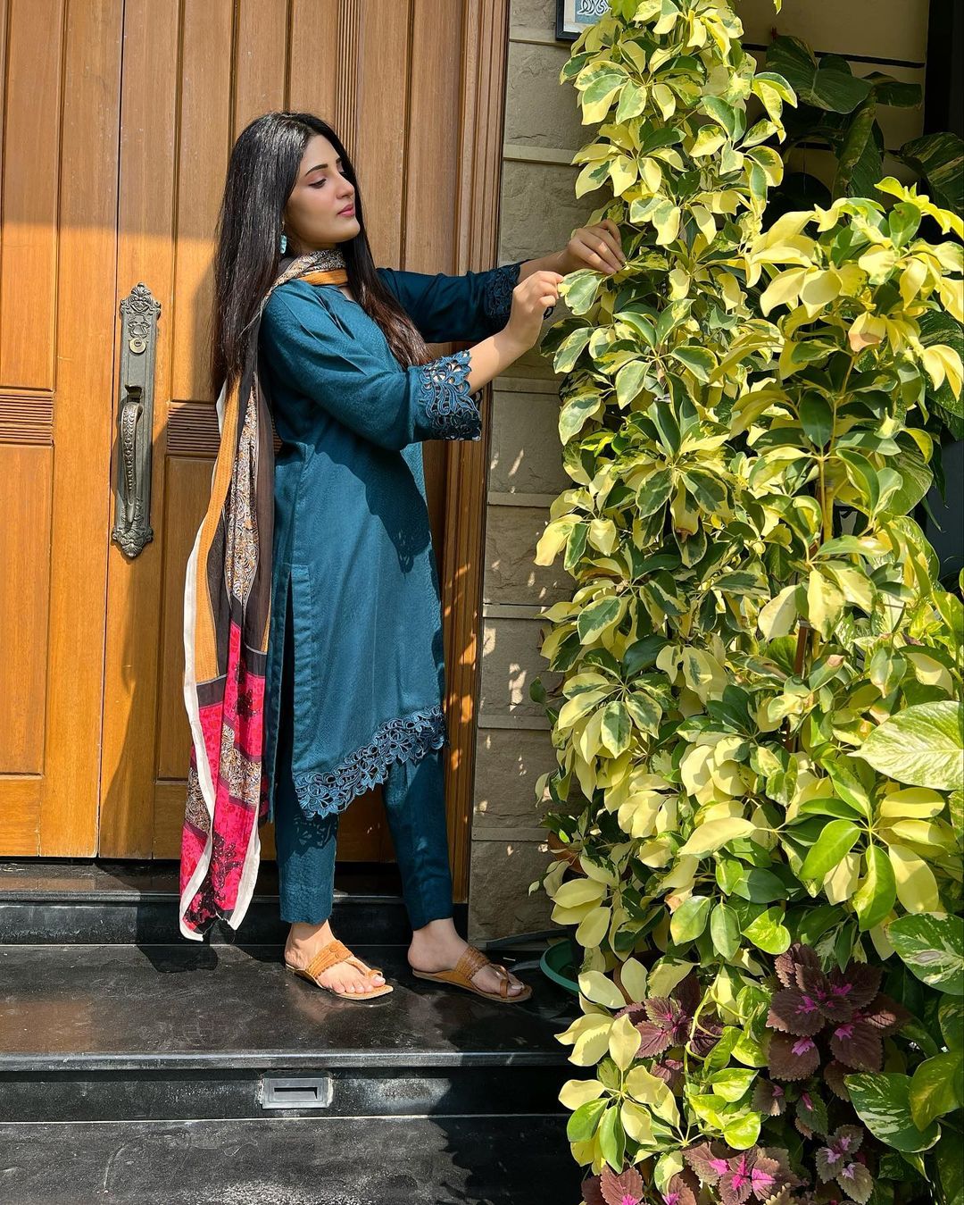 Who Is Waniya From Mere Damad | Reviewit.pk