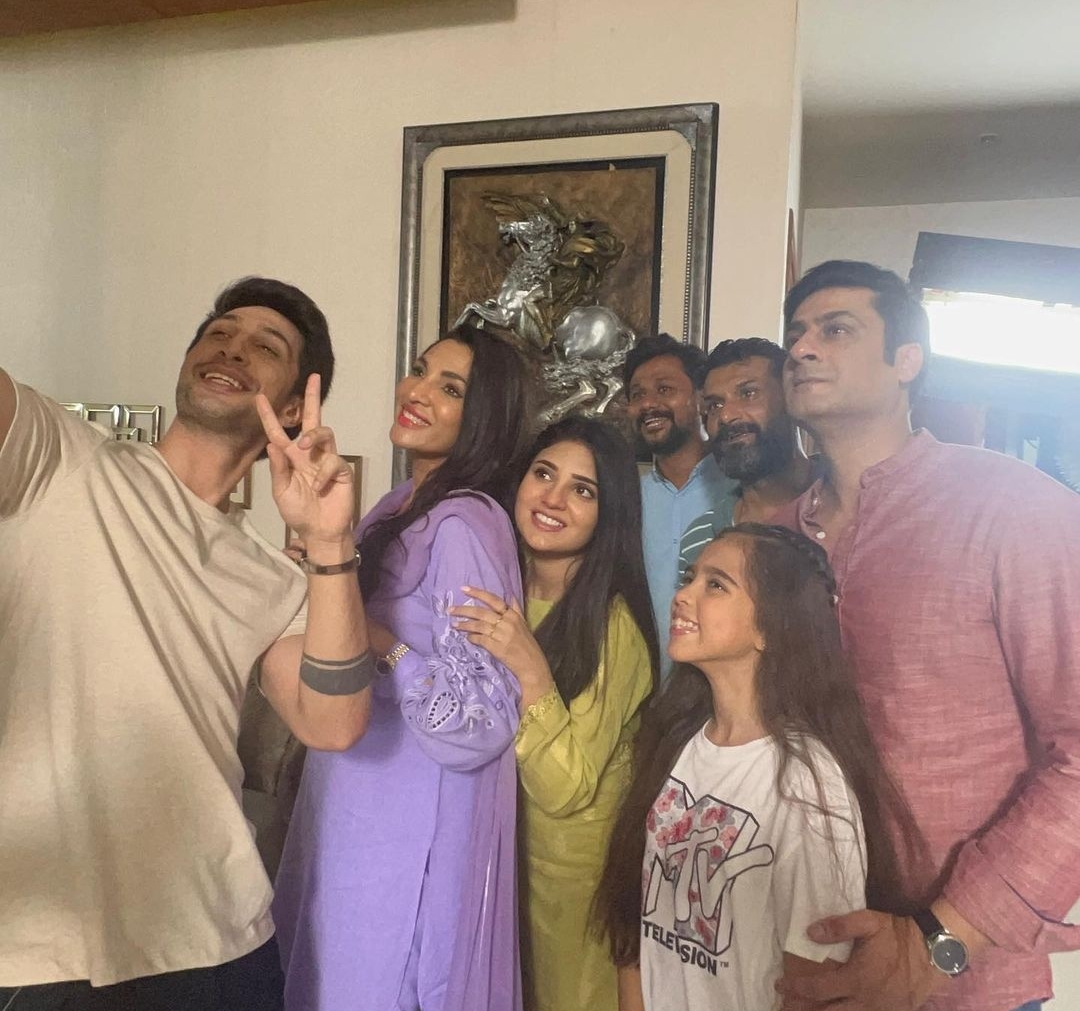 Who Is Waniya From Mere Damad | Reviewit.pk