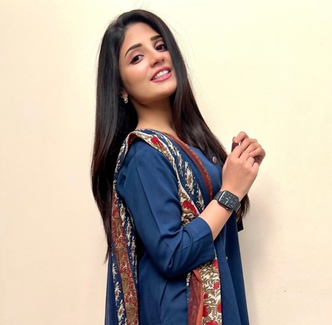 Who Is Waniya From Mere Damad | Reviewit.pk