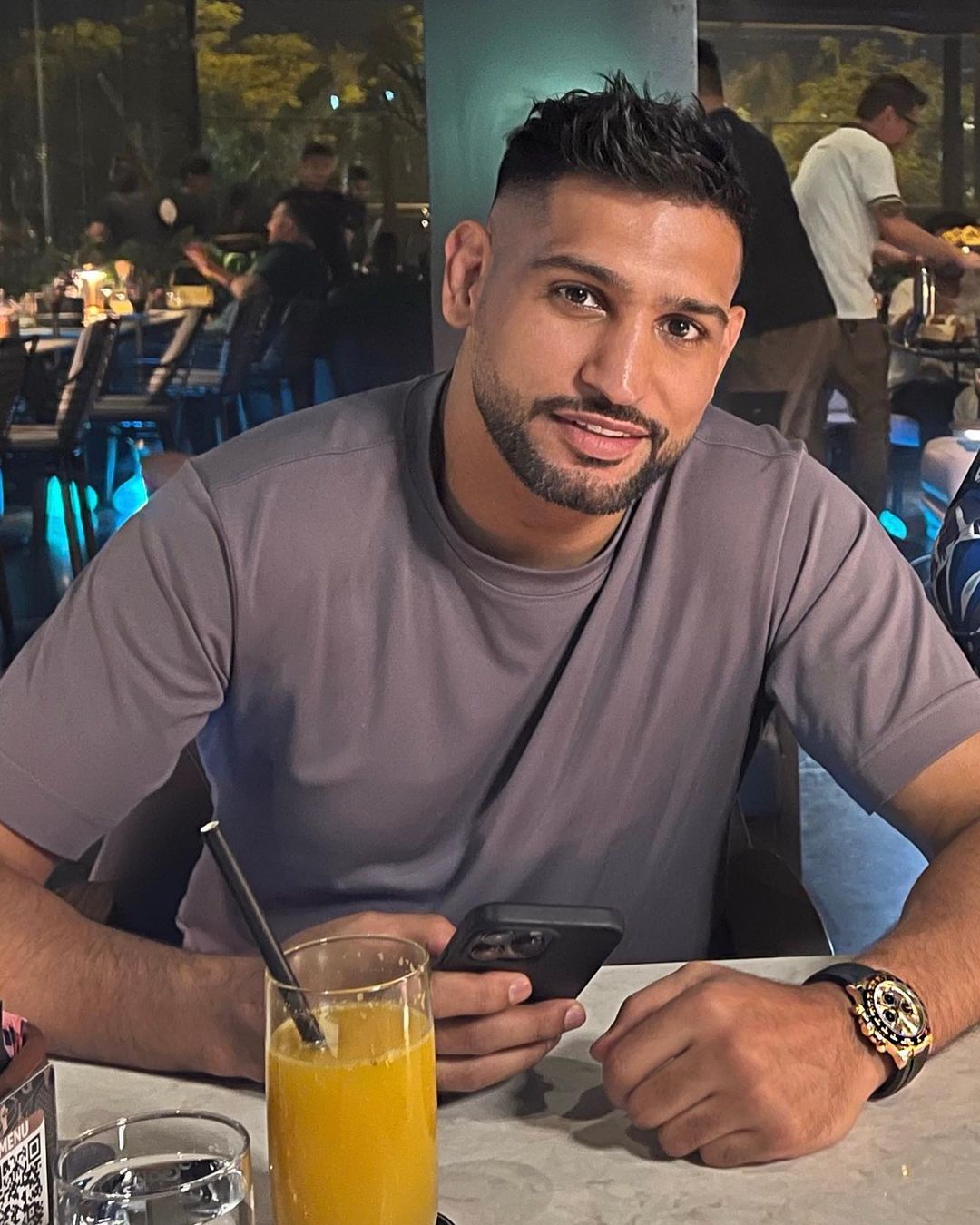 Boxer Amir Khan Visits Hazrat Ali RA Shrine In Najaf Iraq | Reviewit.pk