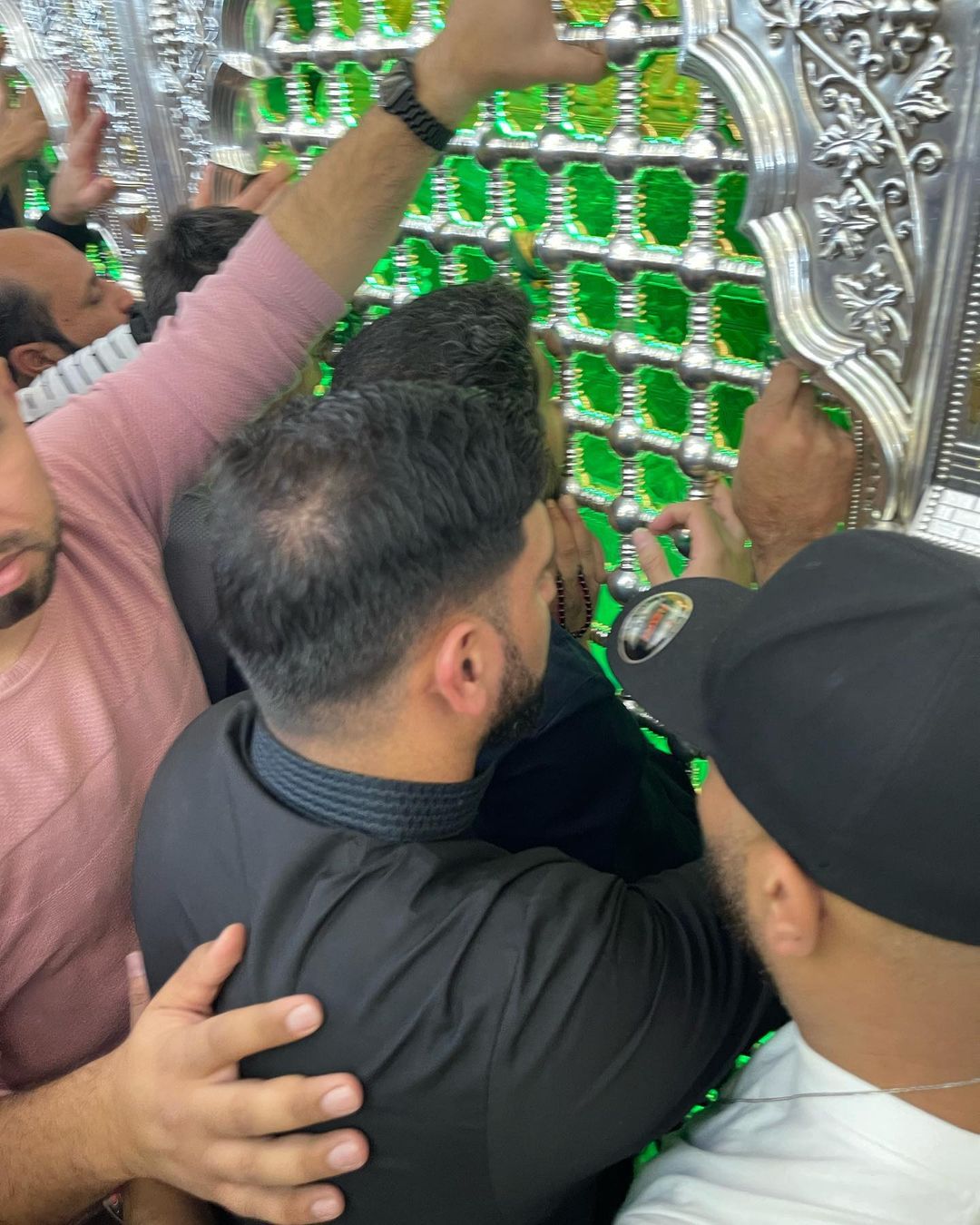 Boxer Amir Khan Visits Hazrat Ali RA Shrine In Najaf Iraq | Reviewit.pk
