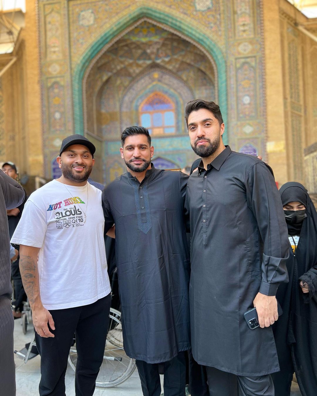 Boxer Amir Khan Visits Hazrat Ali RA Shrine In Najaf Iraq | Reviewit.pk
