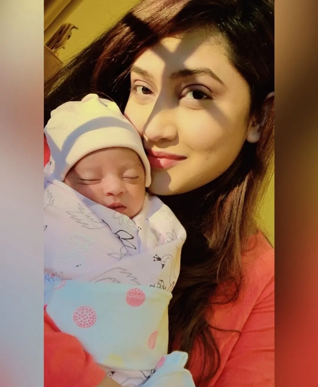 Sang E Mar Mar Actor Beenish Raja With Newly Born Daughter | Reviewit.pk