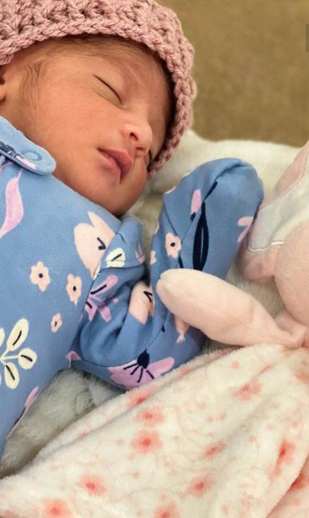 Sang E Mar Mar Actor Beenish Raja With Newly Born Daughter | Reviewit.pk