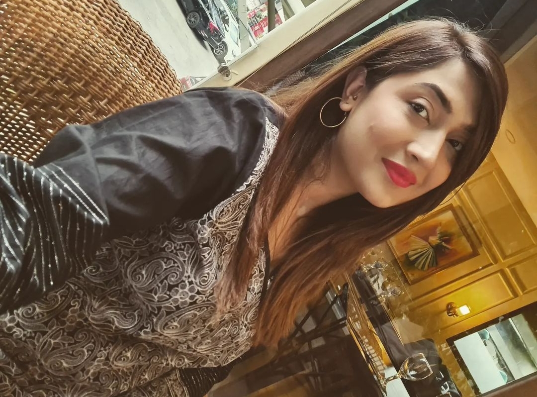 Sang E Mar Mar Actor Beenish Raja With Newly Born Daughter | Reviewit.pk