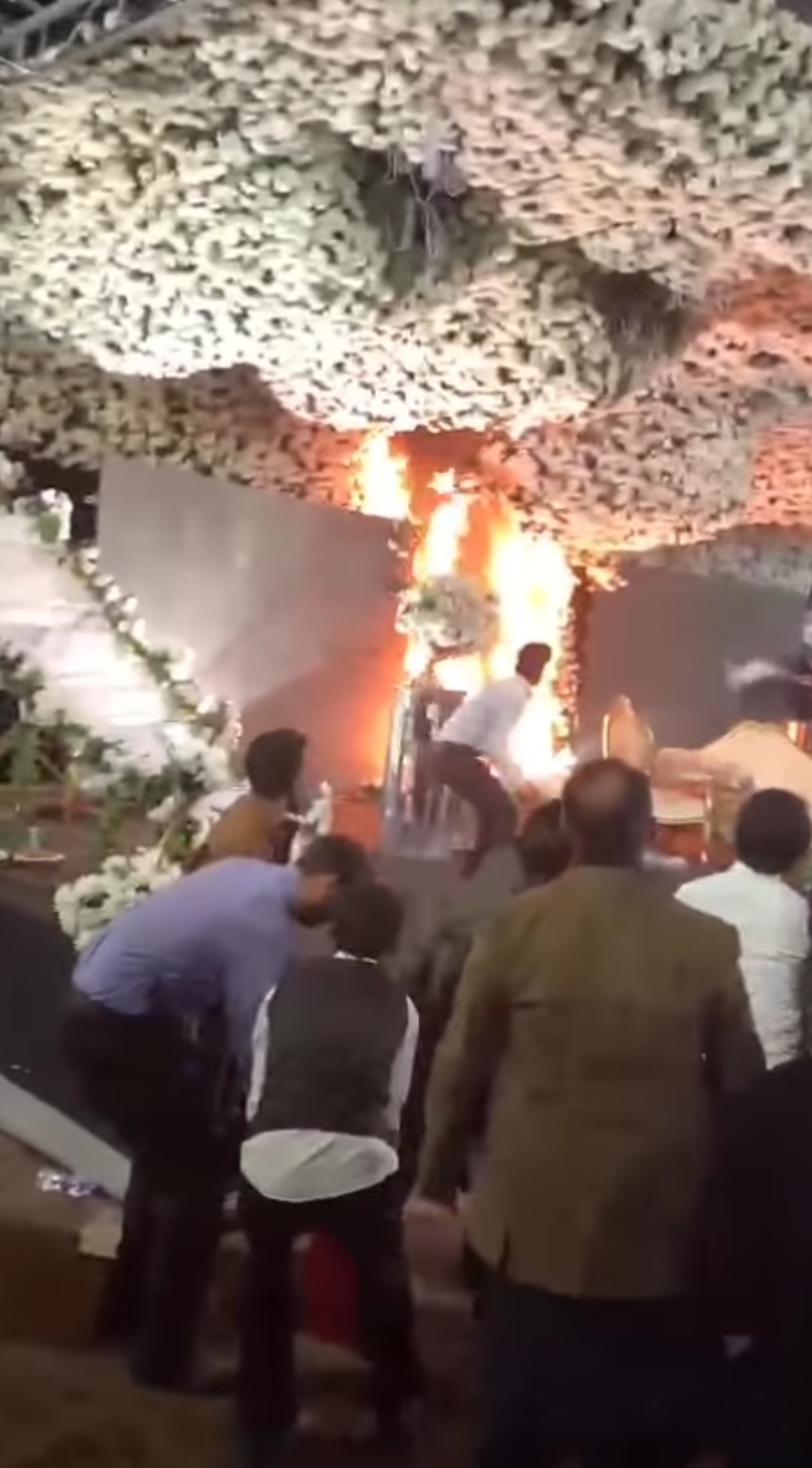 The Stage Caught Fire In Wedding Function - Public Reaction | Reviewit.pk