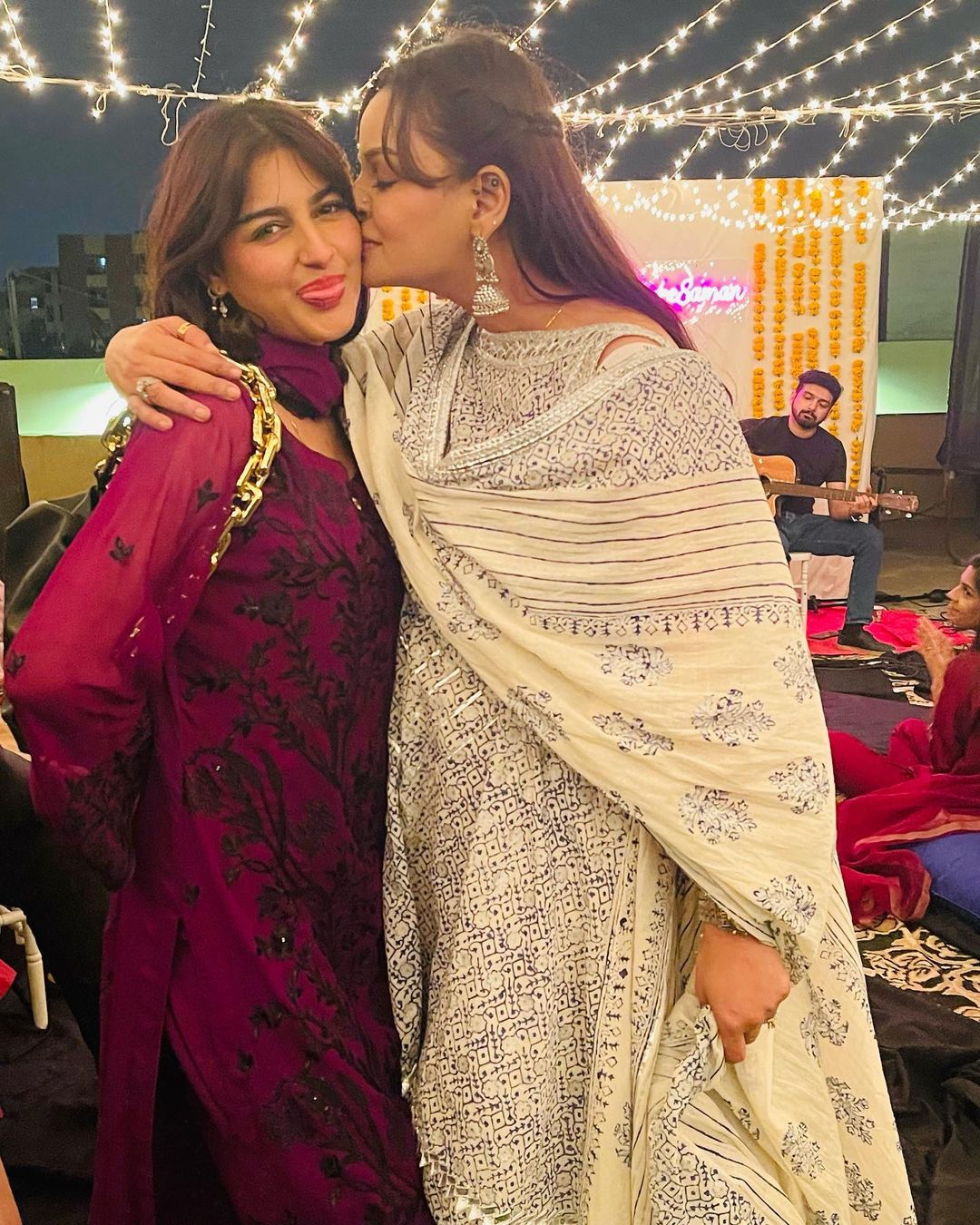 Latest Beautiful Clicks Of Javeria Abbasi With Daughter Anzela Abbasi ...