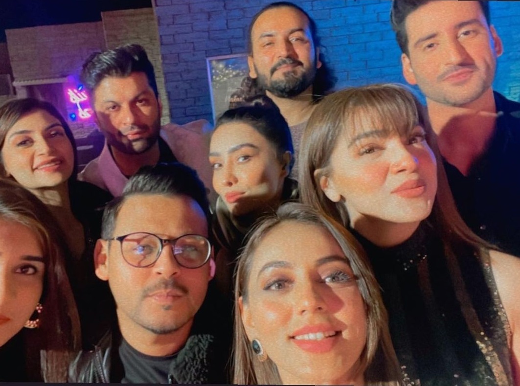 Natasha Ali Celebrates Pre-Birthday With Friends | Reviewit.pk