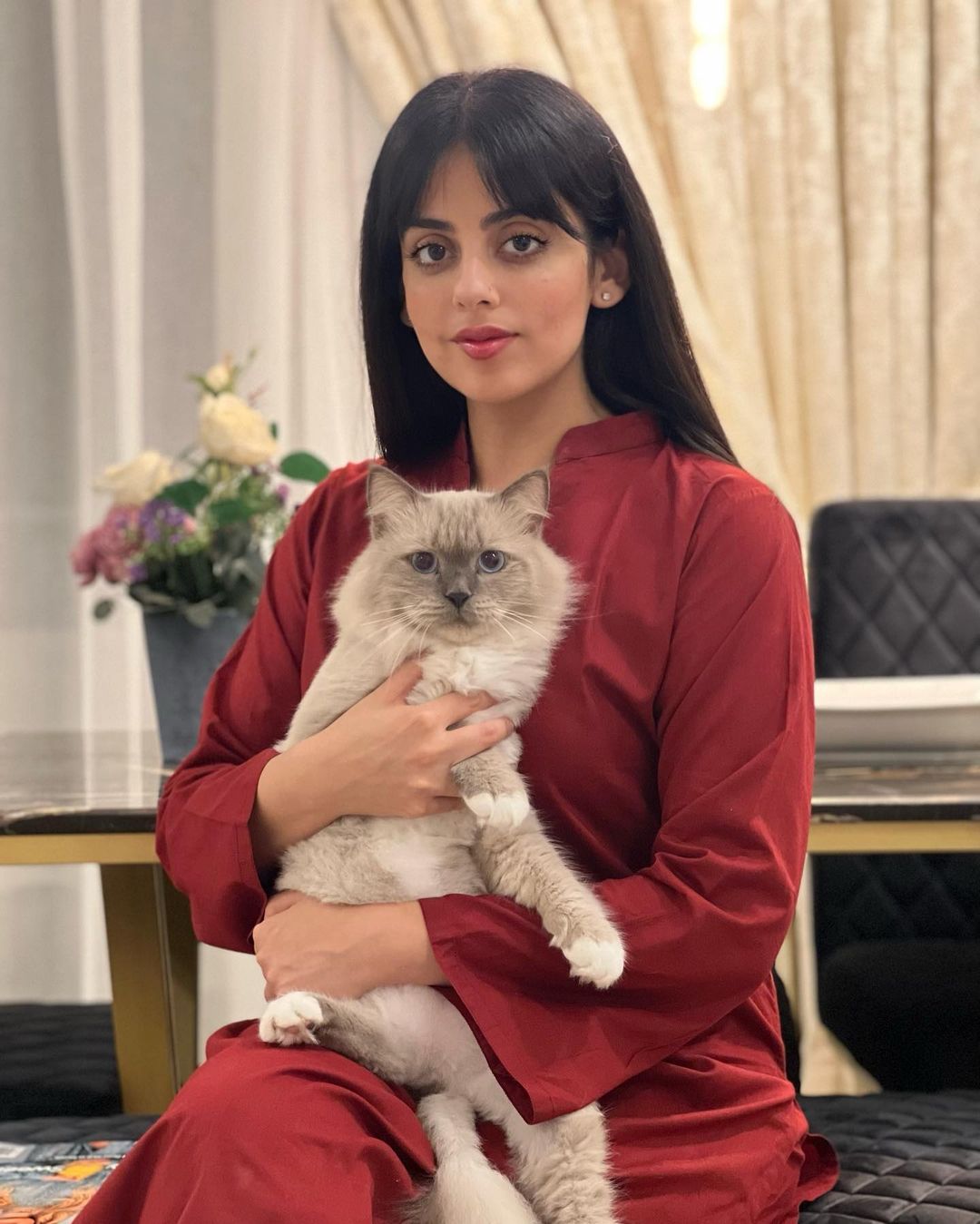 Yashma Gill Offering Namaz With Her Cats Gets Criticism | Reviewit.pk