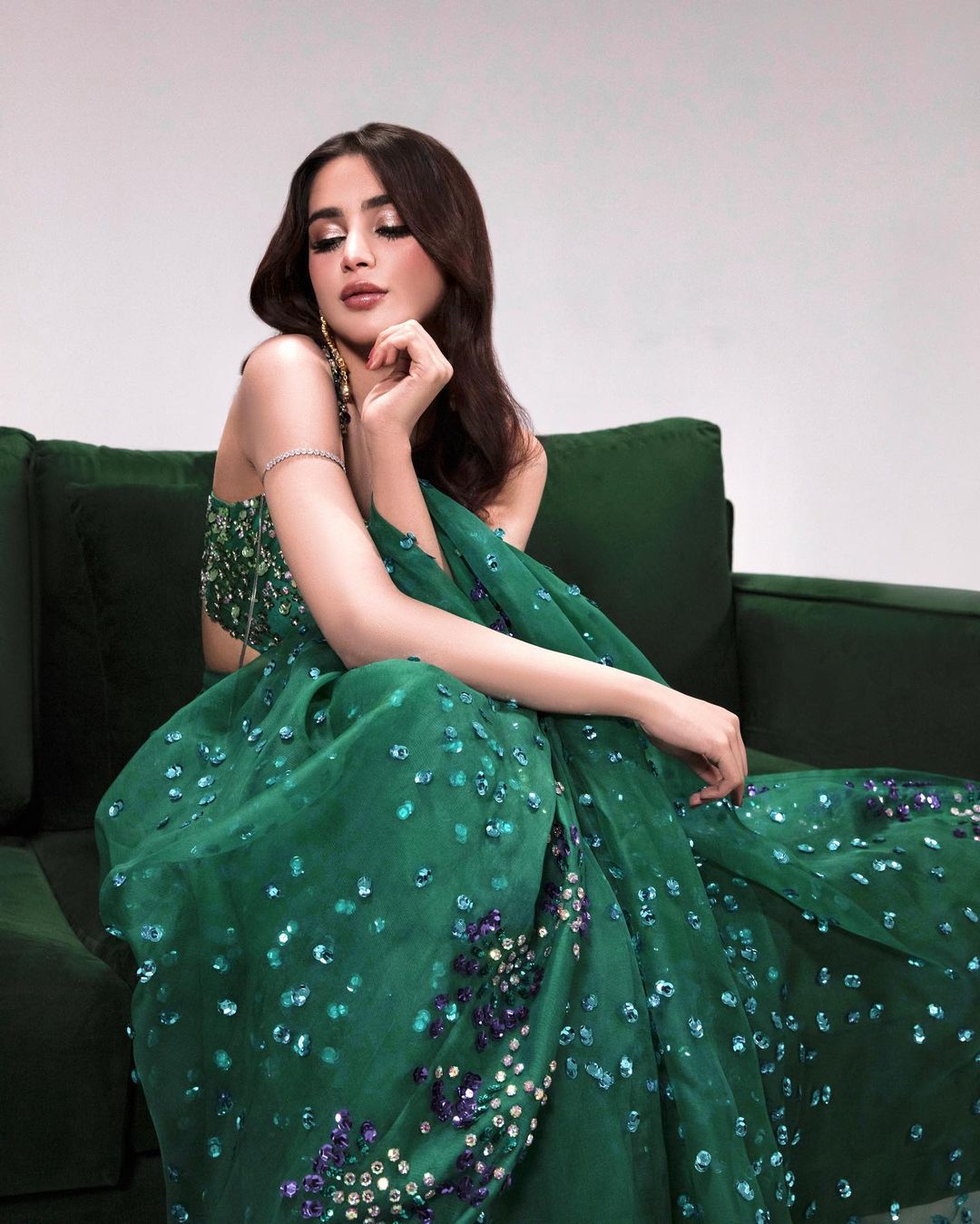 Beautiful Video of Aima Baig Singing Famous Song | Reviewit.pk