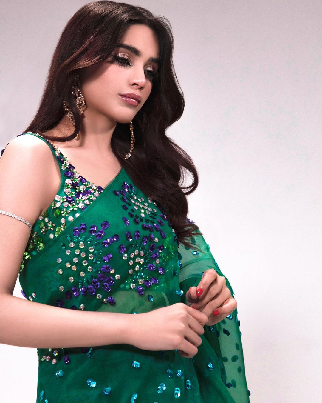 Beautiful Video of Aima Baig Singing Famous Song | Reviewit.pk