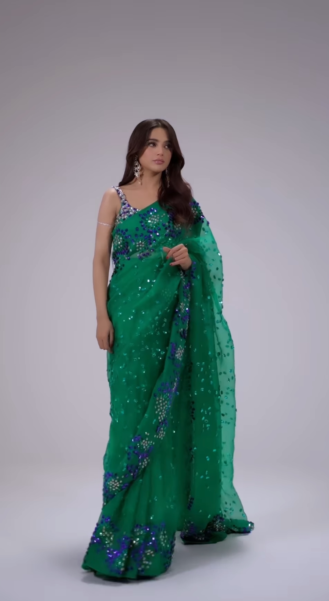 Beautiful Video of Aima Baig Singing Famous Song | Reviewit.pk