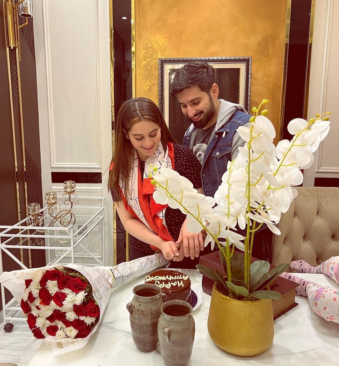 New Adorable Pictures of Aiman Khan with Family | Reviewit.pk