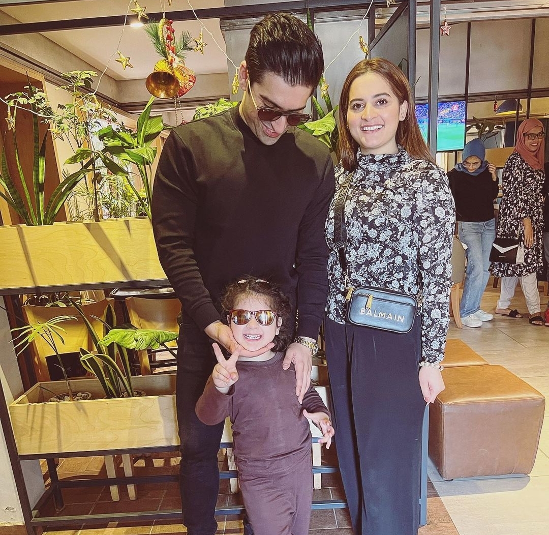 New Adorable Pictures of Aiman Khan with Family | Reviewit.pk