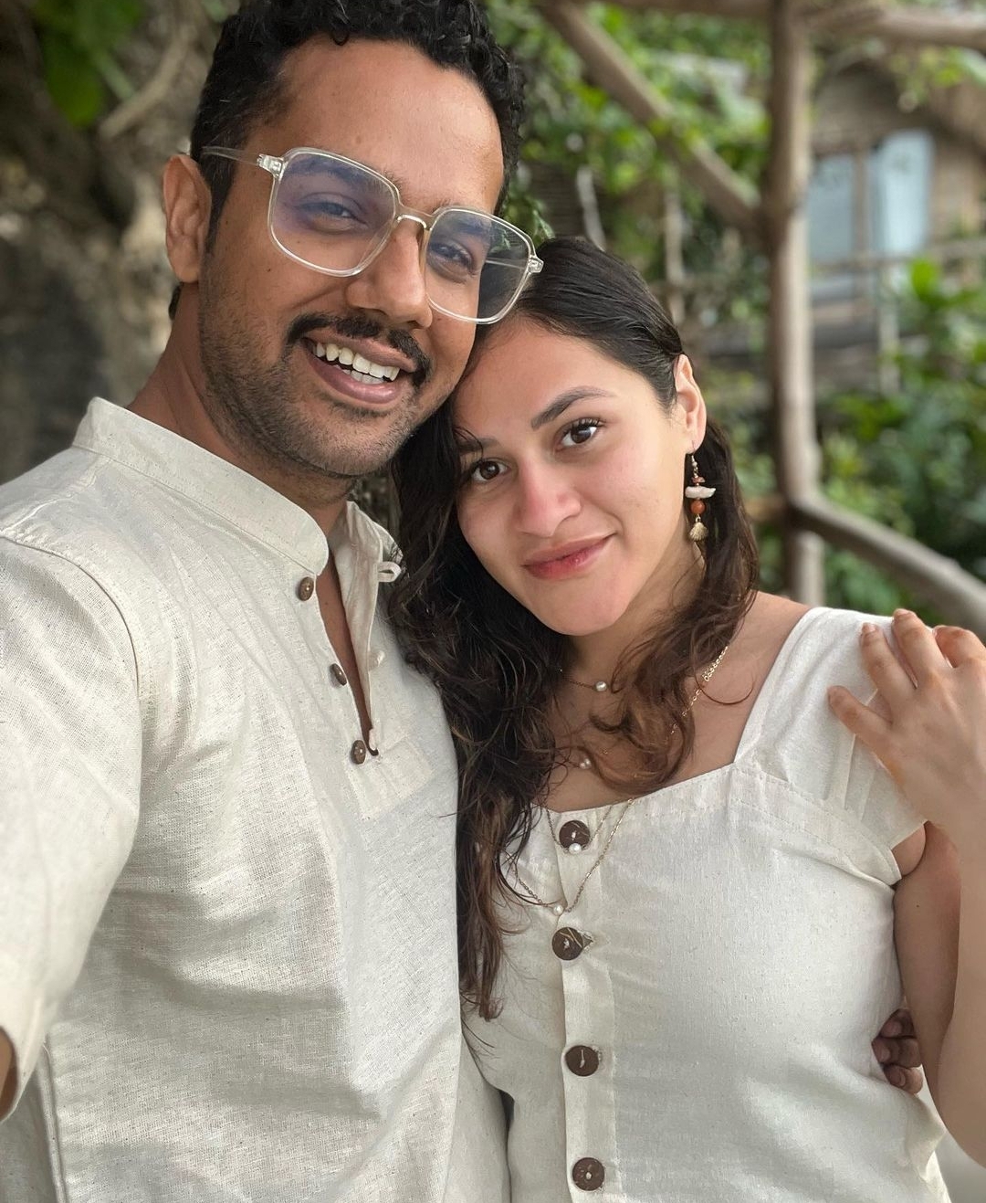 Ali Gul Pir & Azeemah Nakhoda Share New Honeymoon Pictures | Reviewit.pk