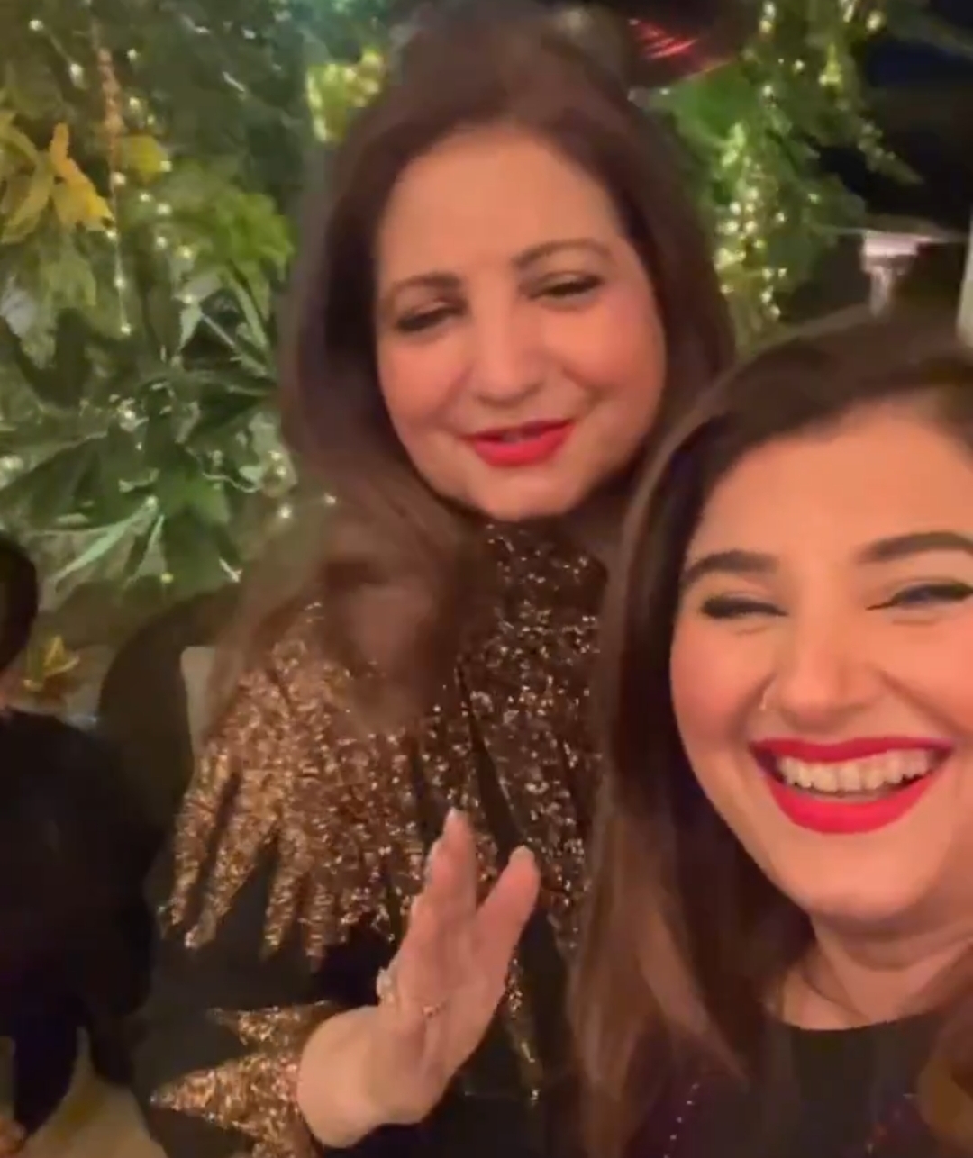 Behroze Sabzwari and Celebrities Dance in a Recent Wedding | Reviewit.pk