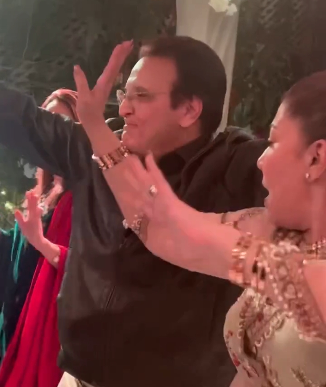 Behroze Sabzwari and Celebrities Dance in a Recent Wedding | Reviewit.pk