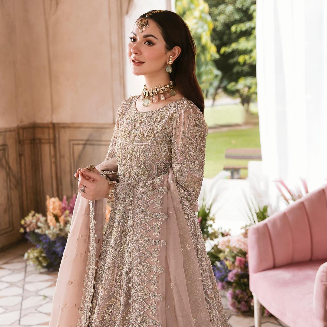 Hania Aamir Gorgeous Bridal Looks For Kanwal Malik | Reviewit.pk