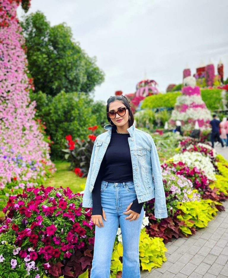 Hassan Ali Wife Samiyah's Pictures with Her Sister From Dubai | Reviewit.pk