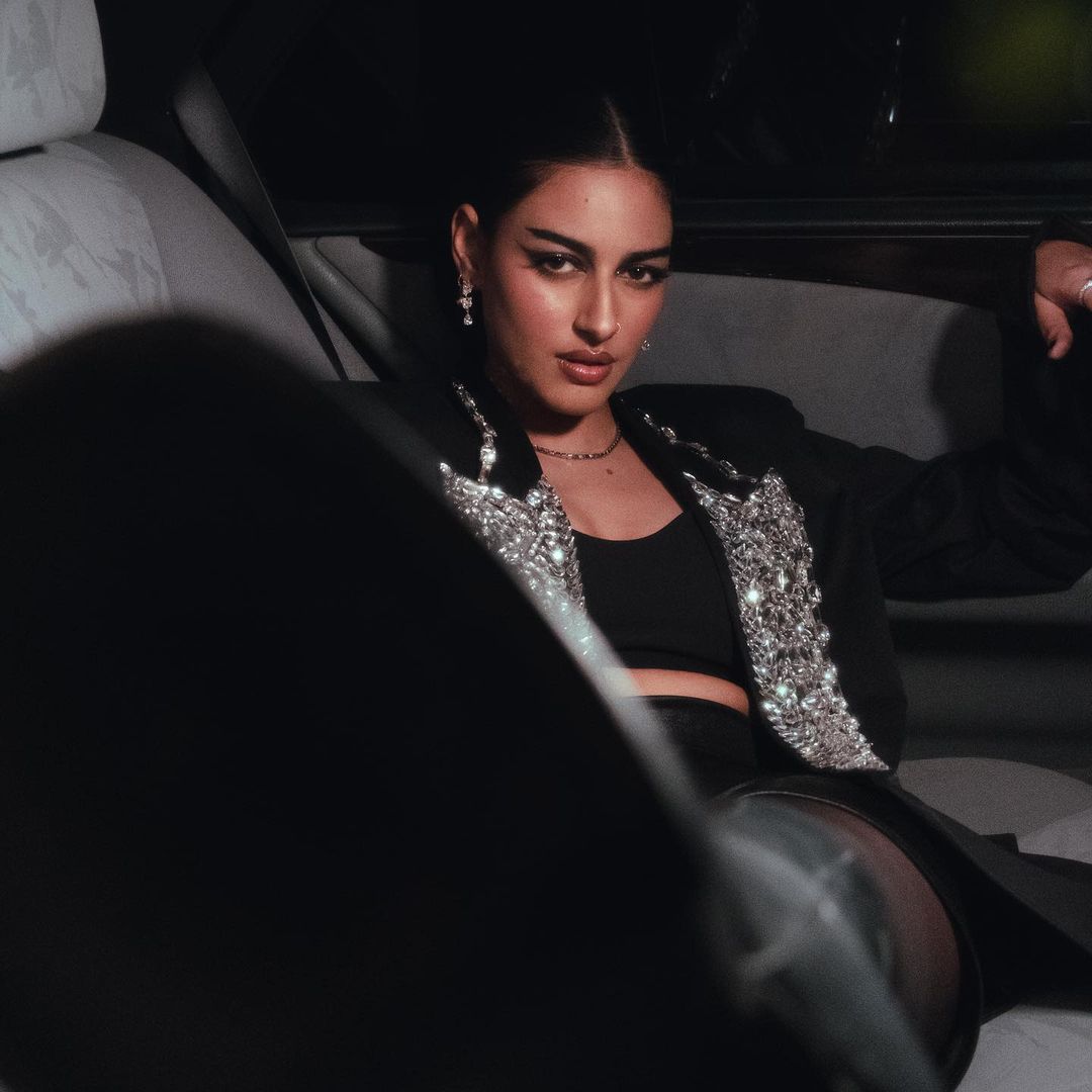 Juvaria Abbasi Daughter Anzela Abbasi's New Modern Pictures | Reviewit.pk