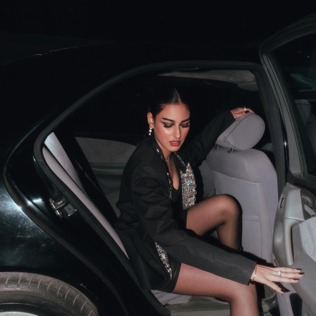 Juvaria Abbasi Daughter Anzela Abbasi's New Modern Pictures | Reviewit.pk