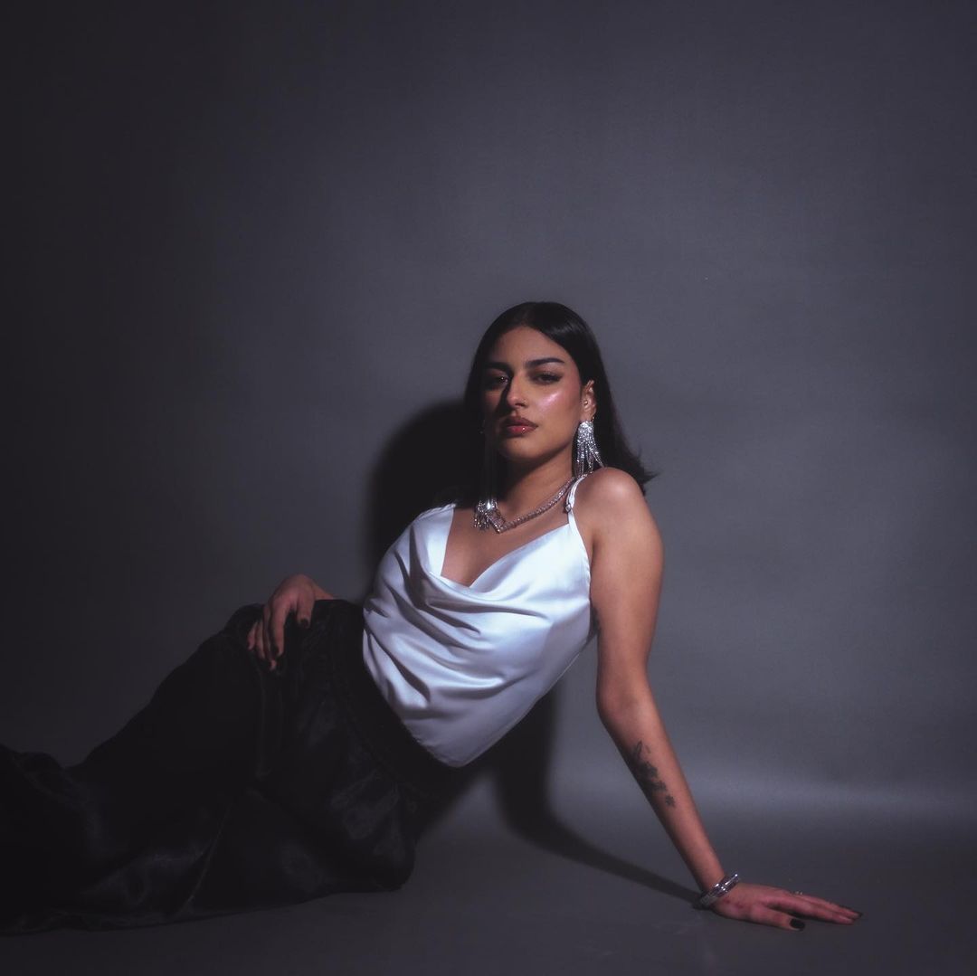 Juvaria Abbasi Daughter Anzela Abbasi's New Modern Pictures | Reviewit.pk