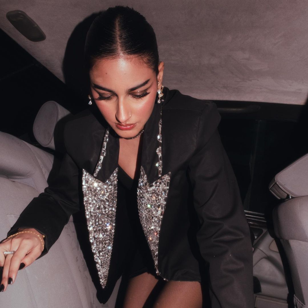 Juvaria Abbasi Daughter Anzela Abbasi's New Modern Pictures | Reviewit.pk