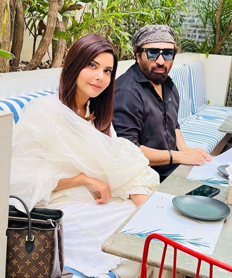 Nida Yasir and Yasir Nawaz Vlog From London | Reviewit.pk