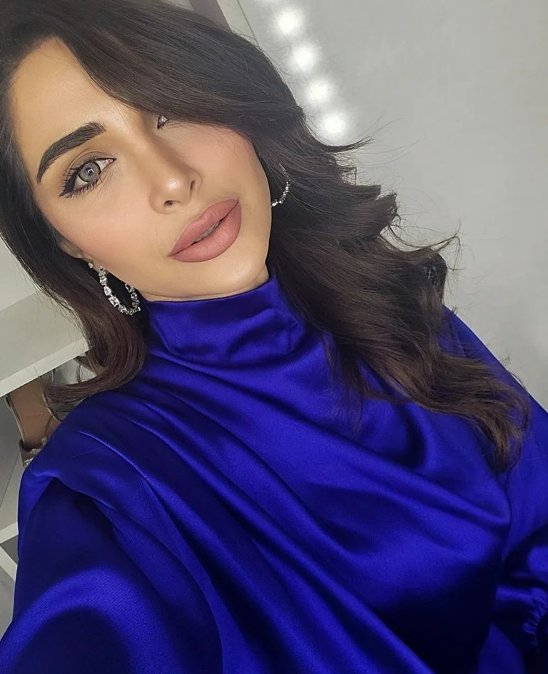 Sabeeka Imam New Gorgeous Pictures With Friends | Reviewit.pk