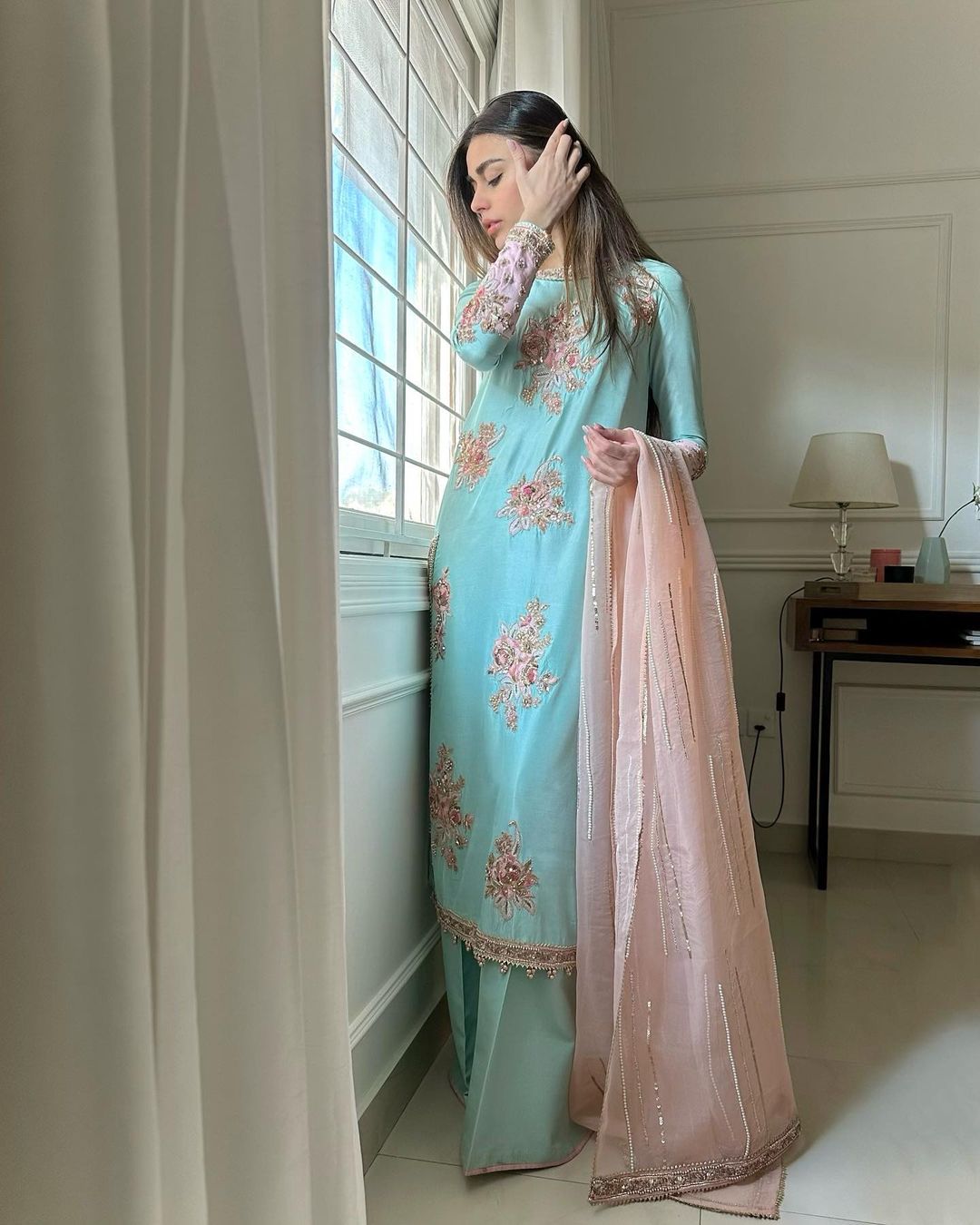 Sadaf Kanwal and Shahroz Sabzwari New Family Pictures | Reviewit.pk