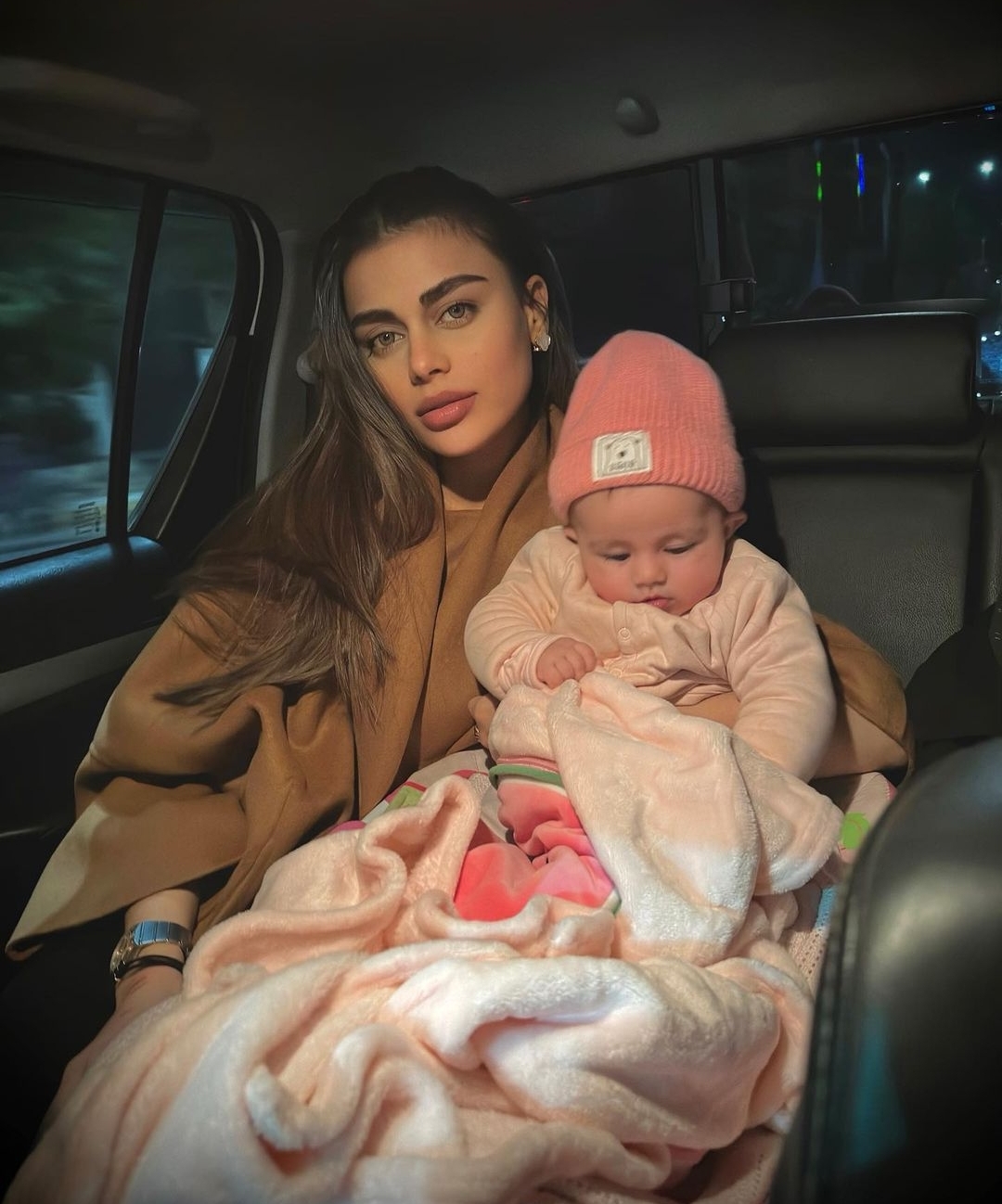 Sadaf Kanwal and Shahroz Sabzwari New Family Pictures | Reviewit.pk