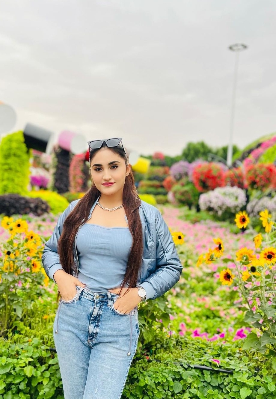 Hassan Ali Wife Samiyah's Pictures with Her Sister From Dubai | Reviewit.pk