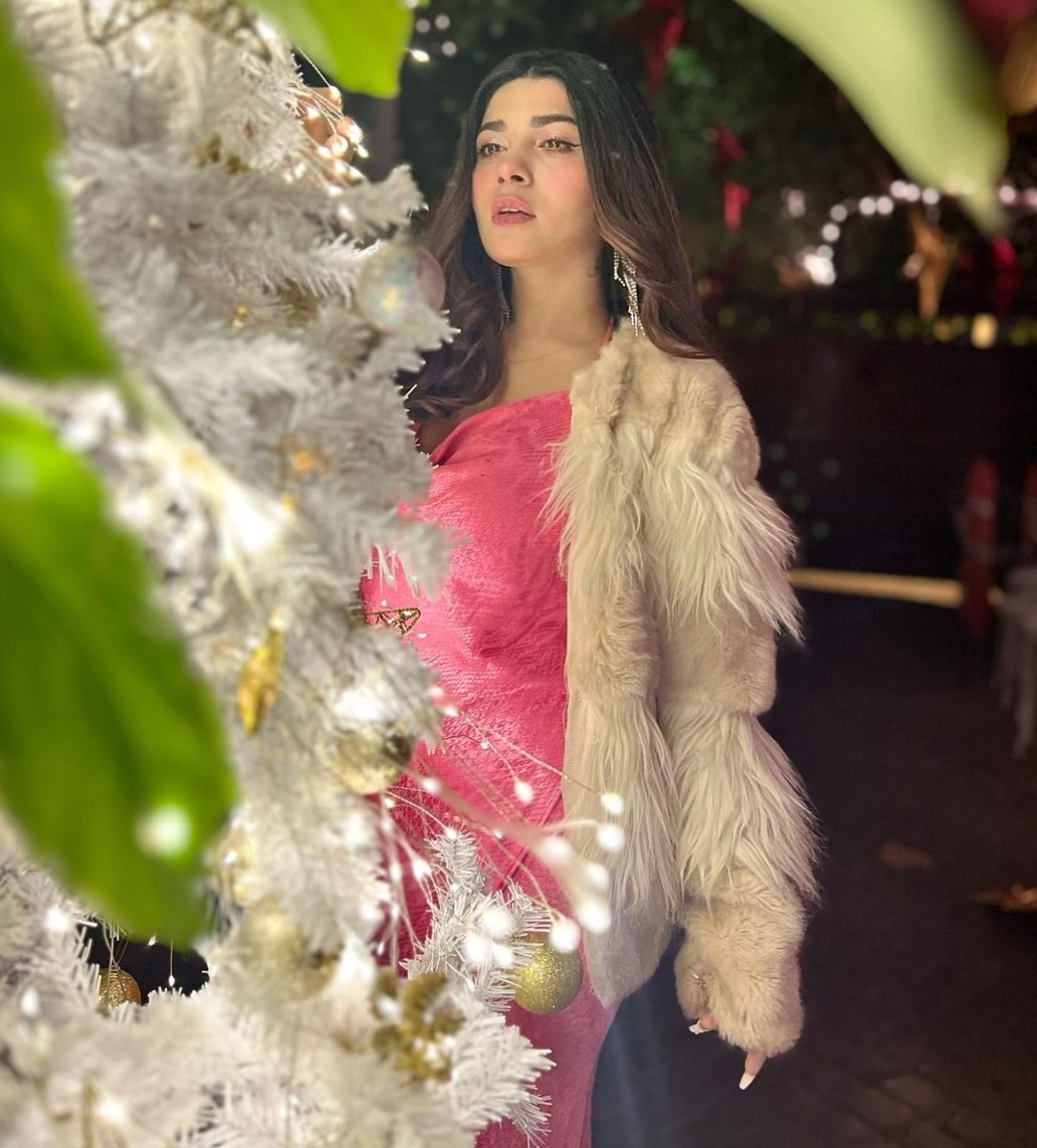 Beautiful Actress Mahi Baloch's Stylish New Pictures | Reviewit.pk