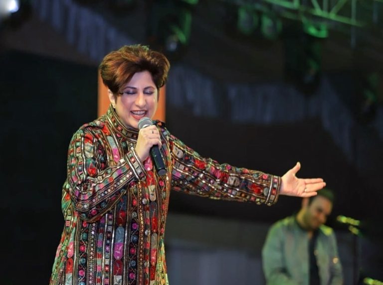 Huma Khawaja Reveals Why Is She Still Single | Reviewit.pk