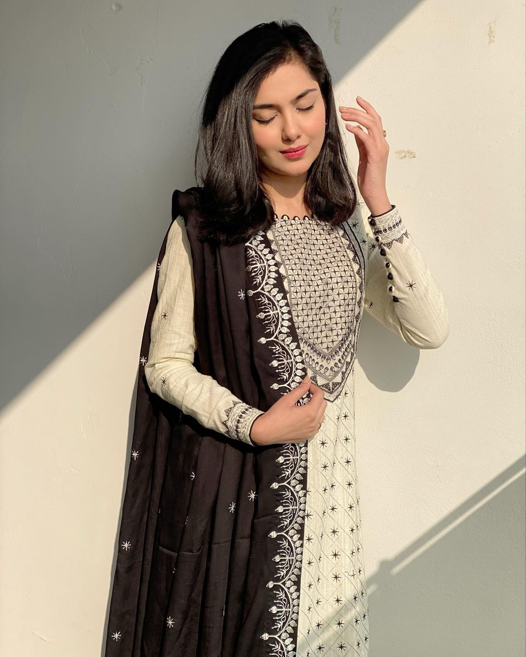 Syeda Tuba Anwar New Gorgeous Pictures | Reviewit.pk