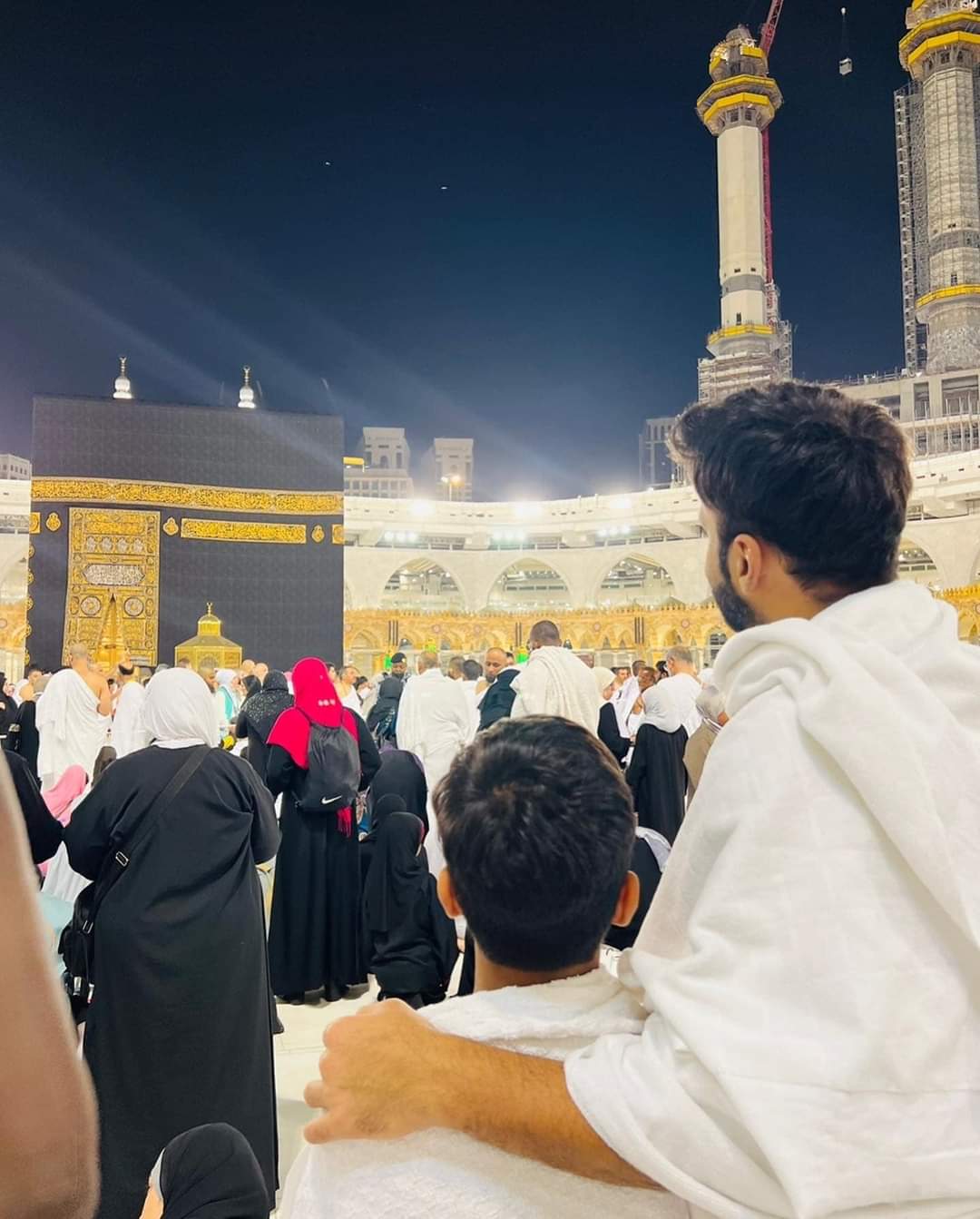 Waseem Badami New Umrah Pictures with His Son | Reviewit.pk