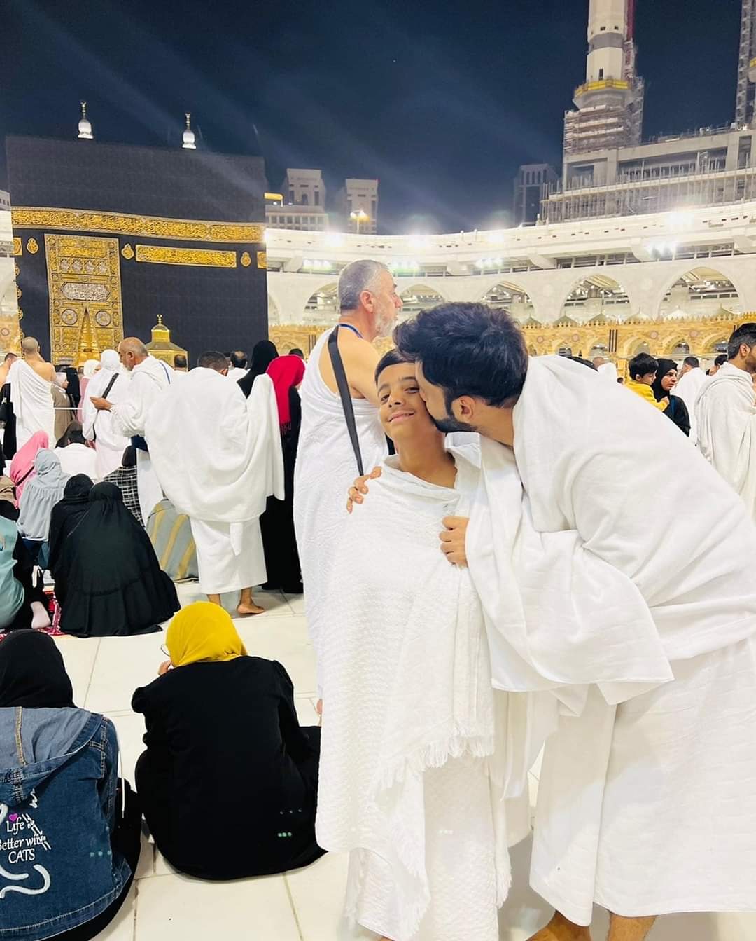 Waseem Badami New Umrah Pictures with His Son | Reviewit.pk