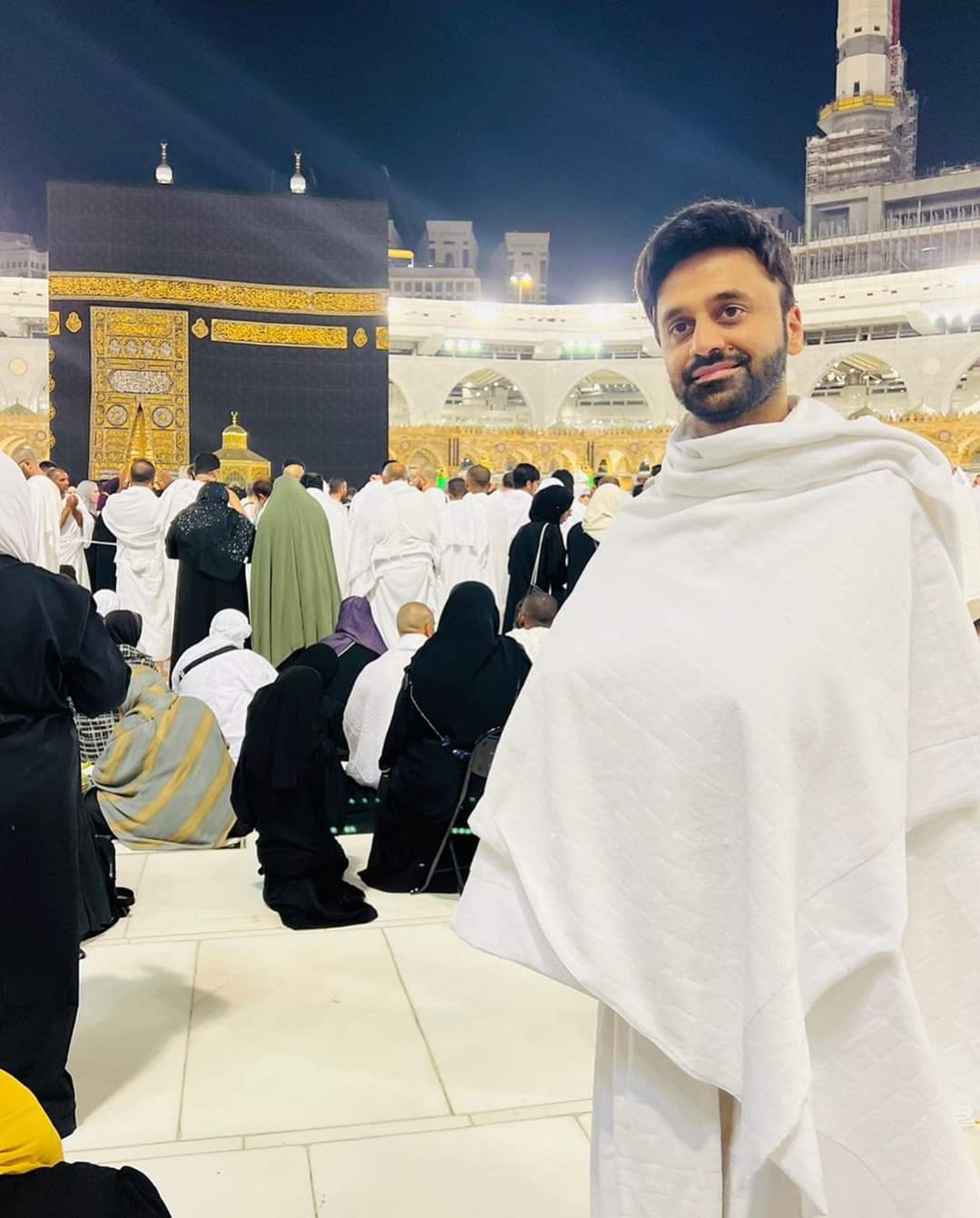 Waseem Badami New Umrah Pictures with His Son | Reviewit.pk
