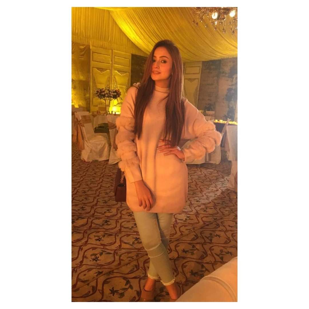 Adorable New Clicks Of Beautiful Zarnish Khan | Reviewit.pk