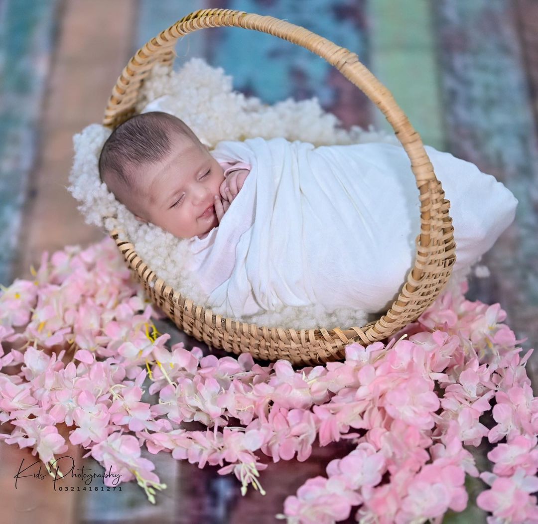 Kanwal Aftab And Ch Zulqarnain Reveal Daughter Aizal's Face | Reviewit.pk